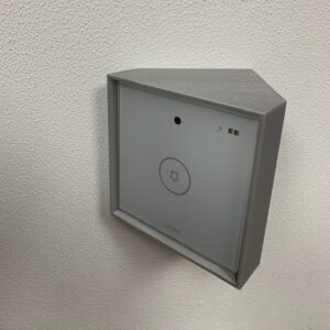 Loxone Intercom/NFC Adapter schräg für Direktmontage auf der Wand aus ...