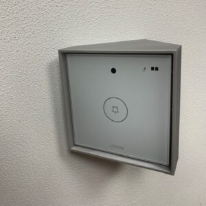 Loxone Intercom/NFC Adapter schräg für Direktmontage auf der Wand aus ...